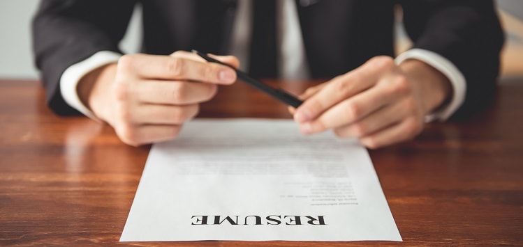 Comment répondre à la question « parlez-moi de vous